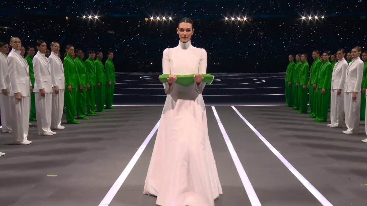 Watch Italian fashion model Vittoria Ceretti at 2026 Winter Olympics ...