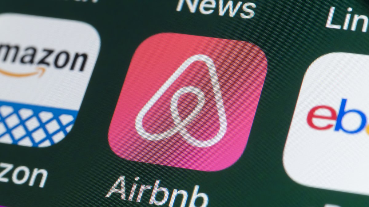 Pensacola woman accused of urinating on, damaging Airbnb rentals – NBC ...