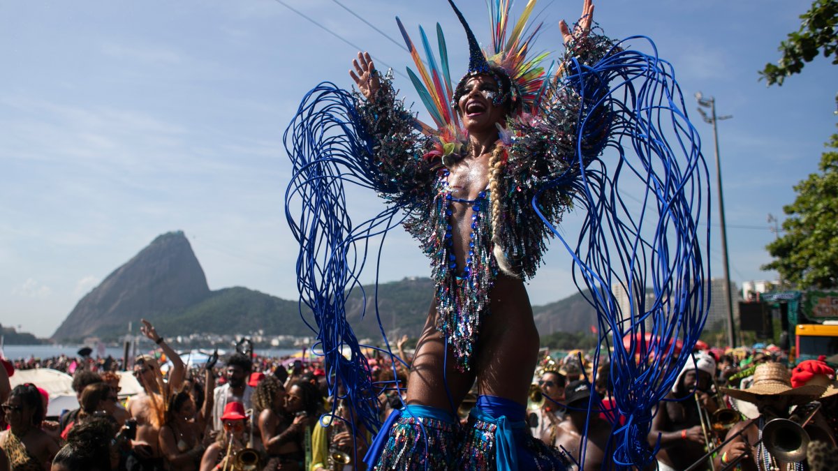 Rio cops in ‘Money Heist’ masks catch Carnival phone thieves – NBC New York