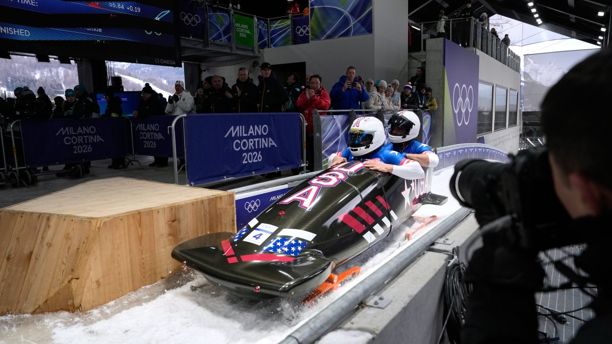 U.S. bobsledders ended up barefoot outside after their run – NBC New York
