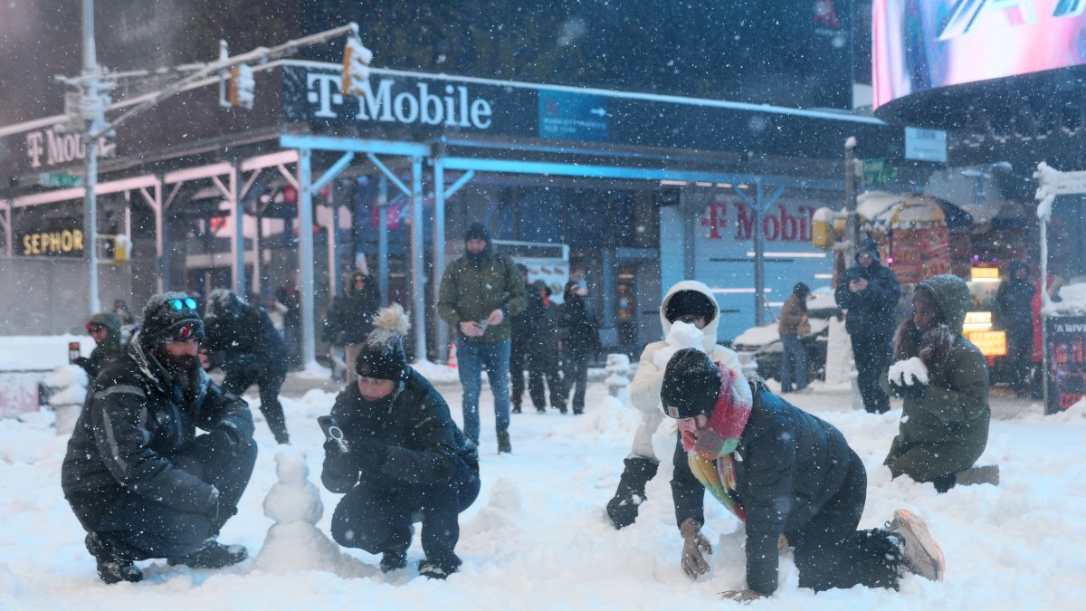WATCH: Live Times Square cam as snow falls, plus blizzard tracker – NBC ...