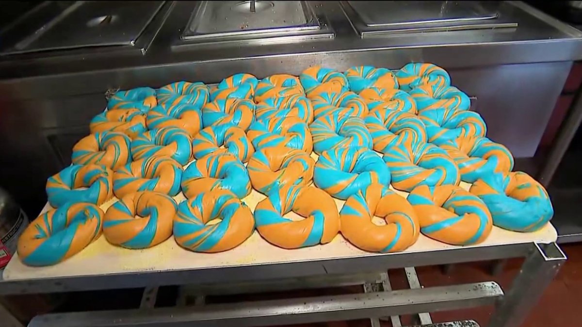 NYC bagel shop offering blue and orange bagels in honor of Knicks ...