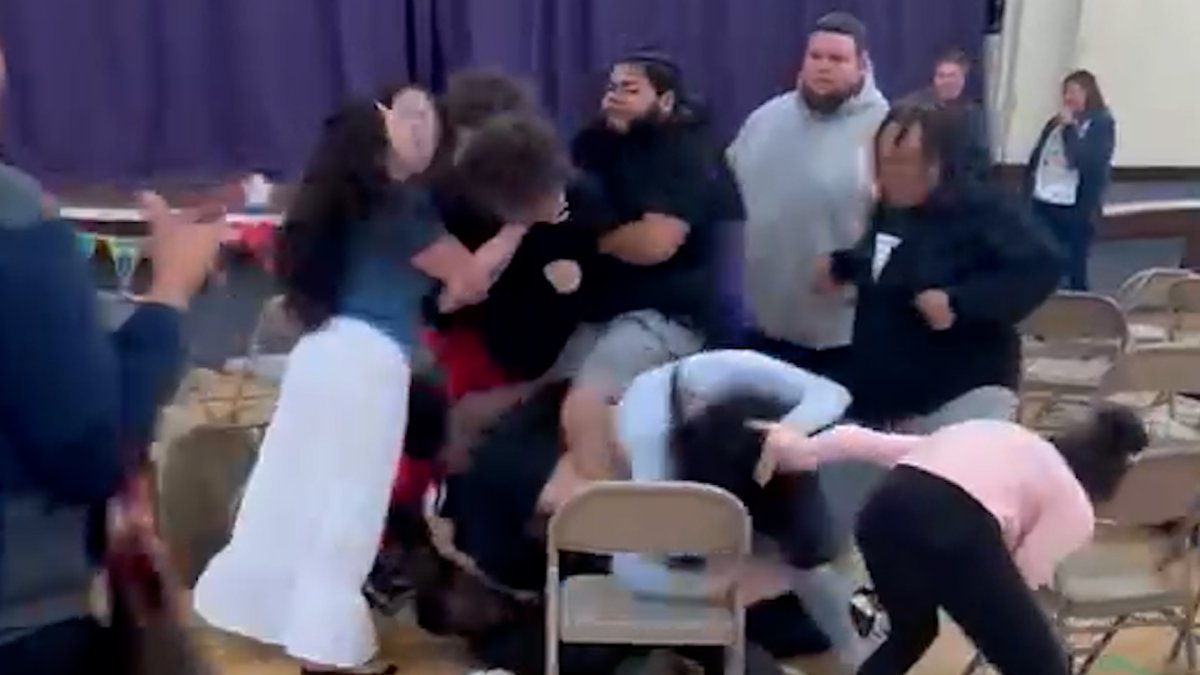 Watch as a fight broke out at a Ohio kindergarten graduation – NBC New York
