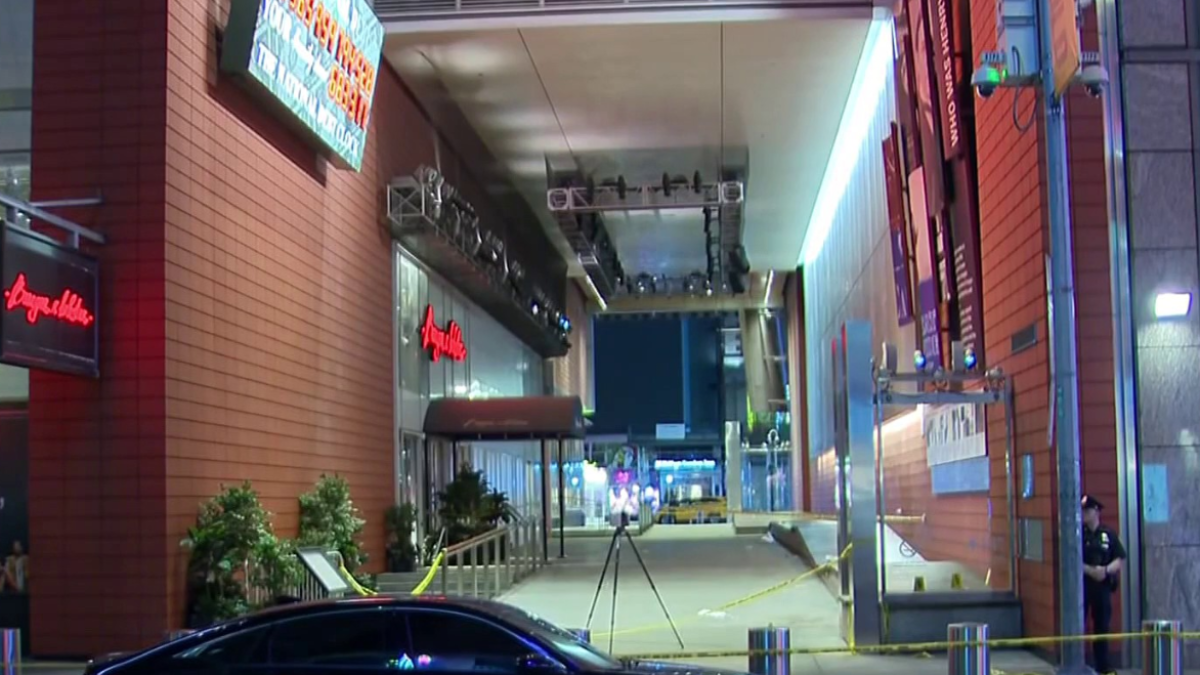 Hunt for suspects underway after deadly Times Square stabbing – NBC New ...